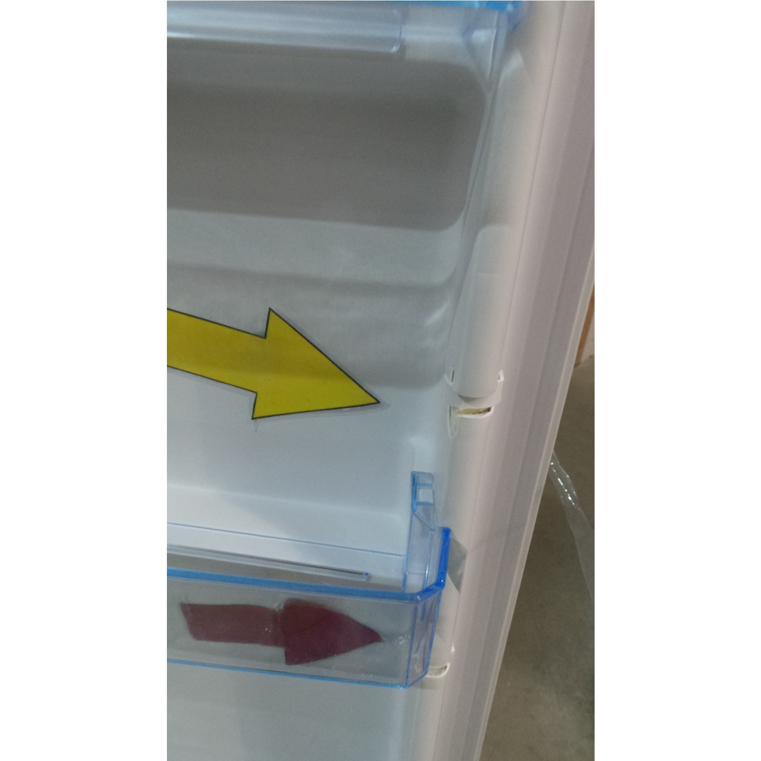 GRADE A3 - Matrix MFC701 70-30 Integrated Fridge Freezer 77327893/1 ...