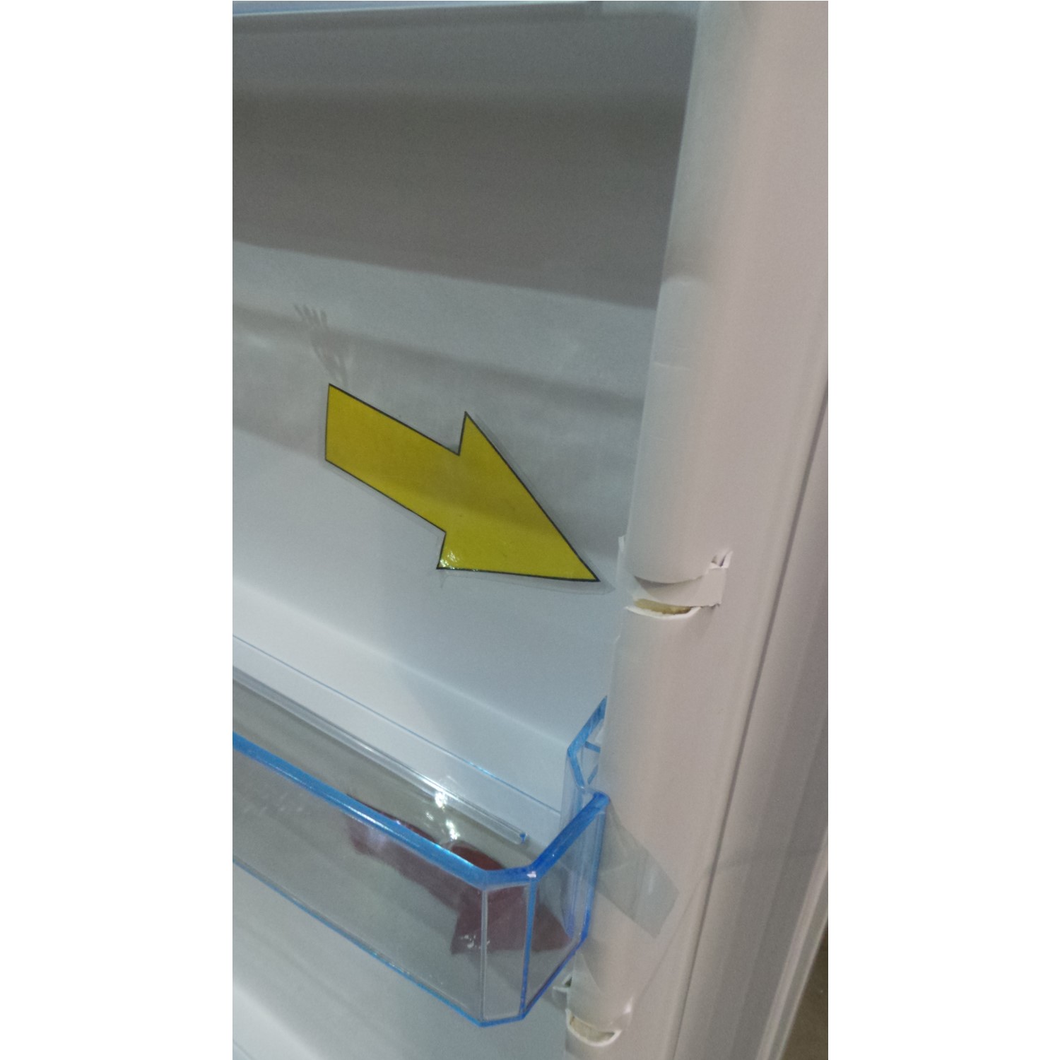 GRADE A3 - Matrix MFC701 70-30 Integrated Fridge Freezer 77327893/1 ...