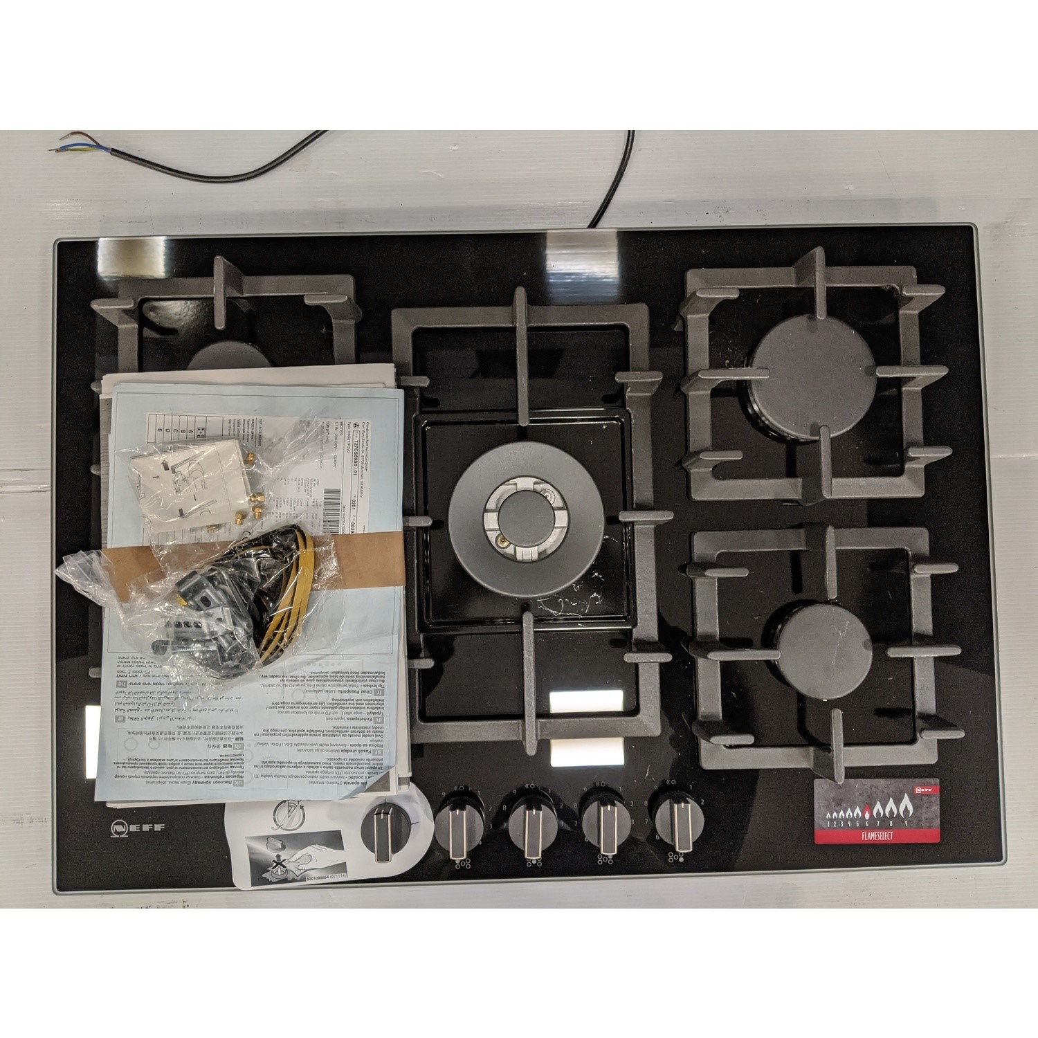 Refurbished Neff N70 T27CS59S0 75cm 5 Burner Gas on Glass Gas Hob Black ...